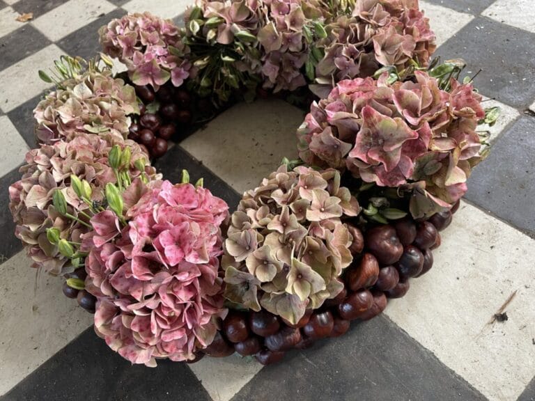 Hjemmelavet efterårskrans med kastanjer og hortensia. Få guide